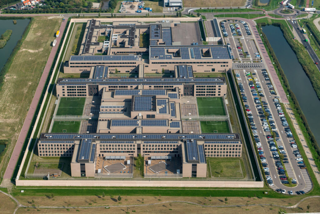 20-jarige dochter van leidinggevende in Nederlandse gevangenis betrapt ...