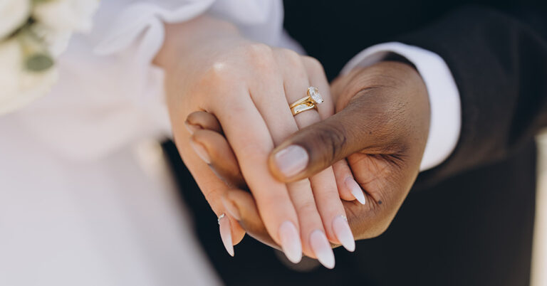 Franse burgemeester riskeert 5 jaar cel... omdat hij schijnhuwelijk ...